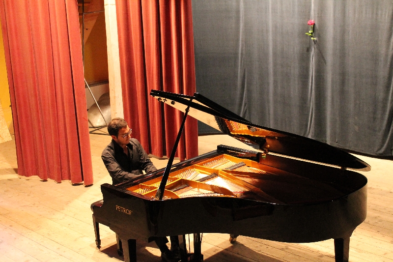 [FOTO] Pianistul Dinu Mihăilescu din nou acasă, în oraşul copilăriei ...