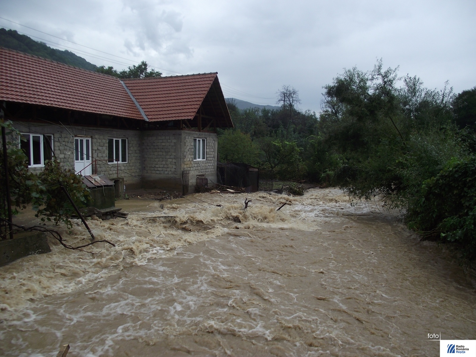 [FOTO] Comuna Topleţ sub ape » Radio România Reșița