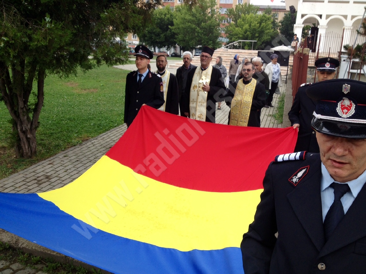 [FOTO-VIDEO] Drapelul României, cinstit în Parcul Tricolorului din ...