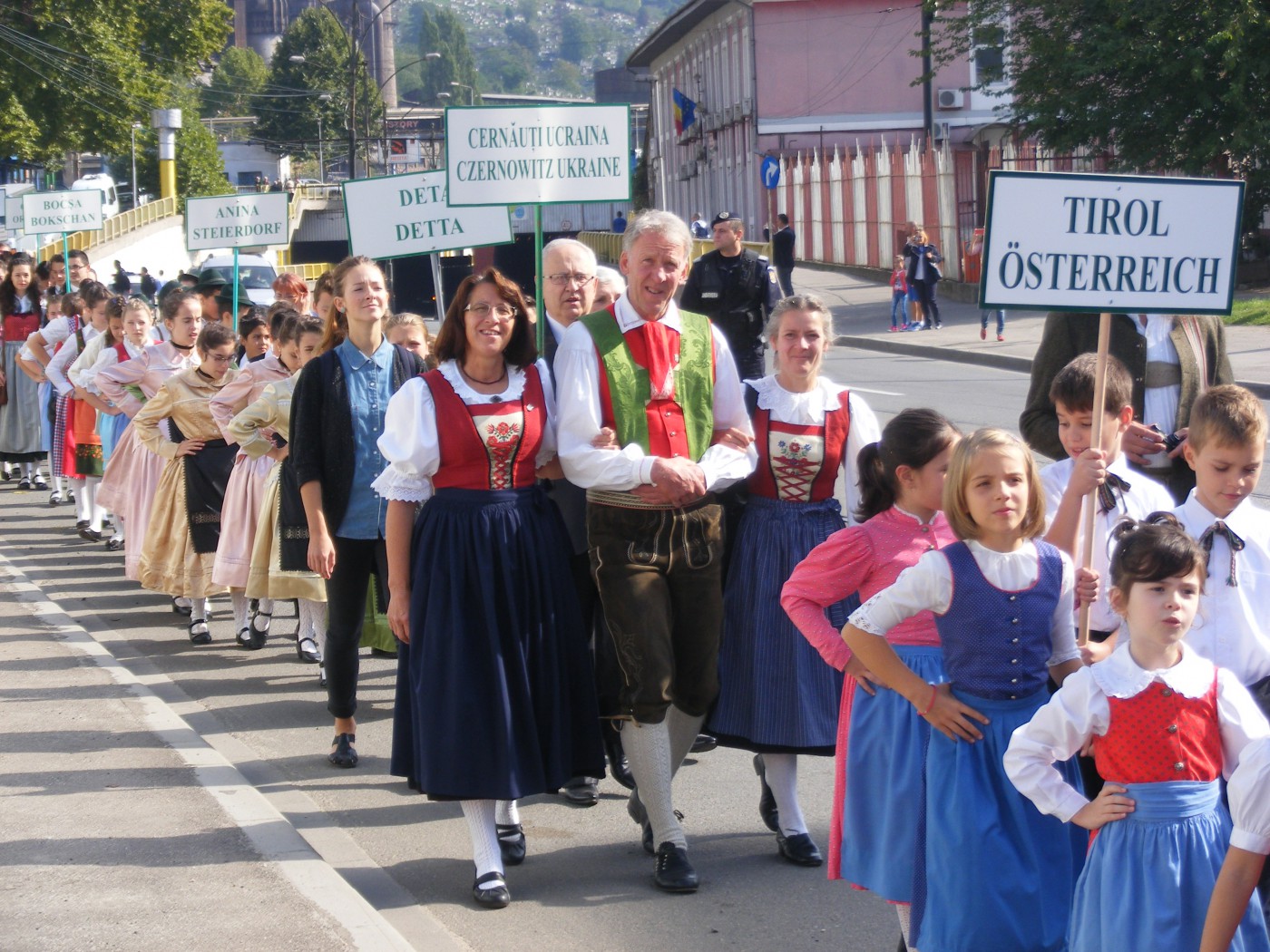 [FOTO] Portul popular german - tradiţie şi istorie în Banatul de Munte ...