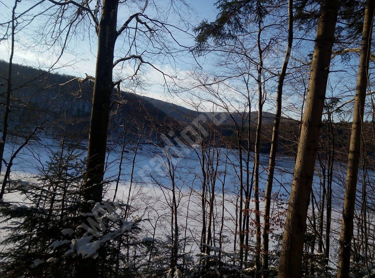 [FOTO] Peisaje desprinse din poveşti la Văliug. Lacul a îngheţat bocnă ...
