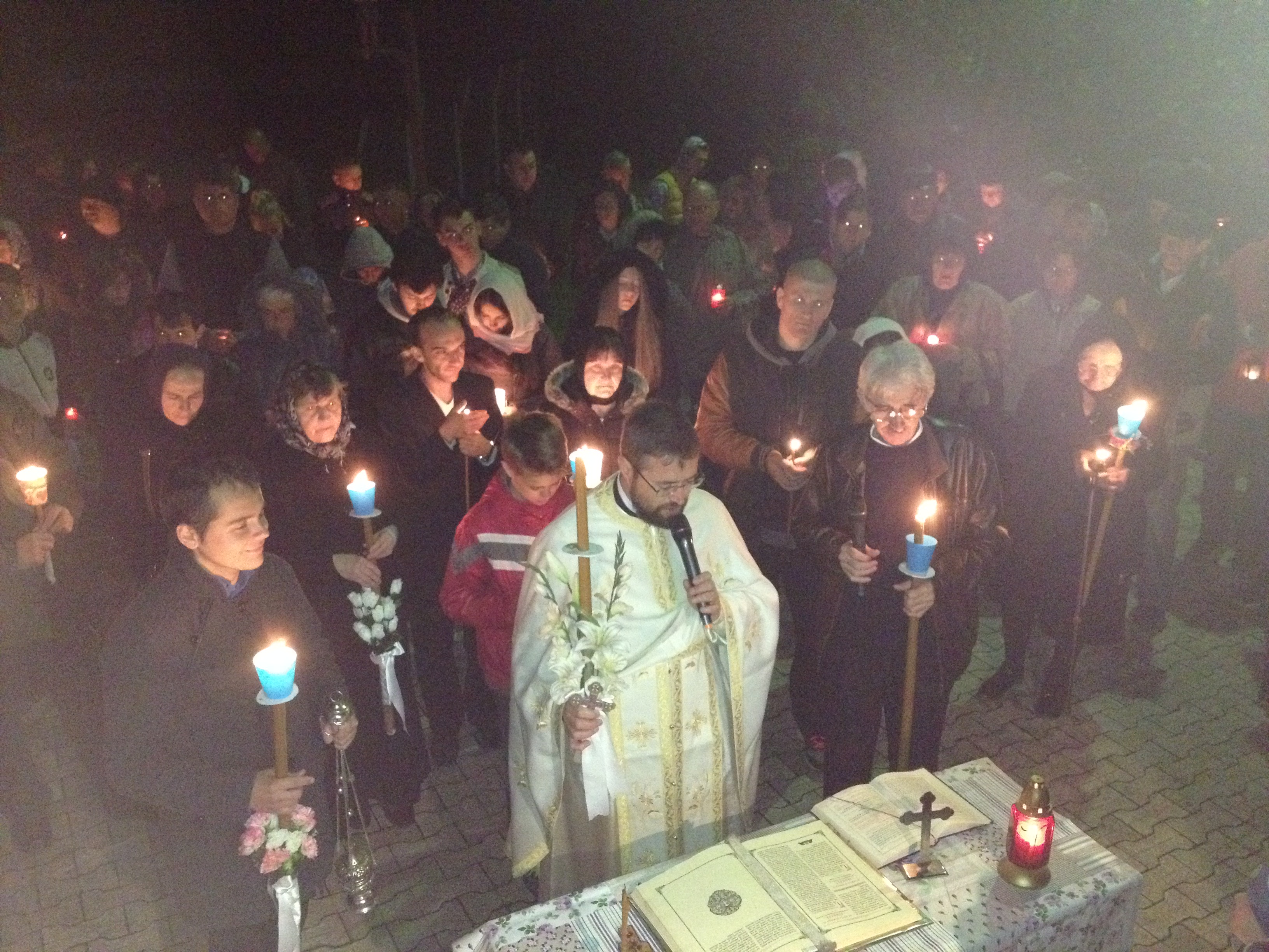 [FOTO] Noaptea Învierii. Credincioşii reşiţeni au luat Lumina Sfântă ...