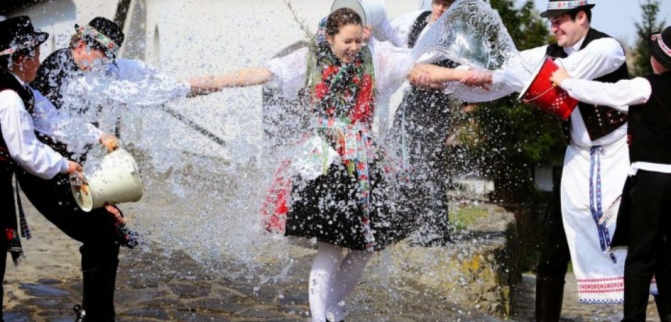 Udatul sau mersul după ouă, obiceiuri de Paşte din Ardeal care riscă să ...