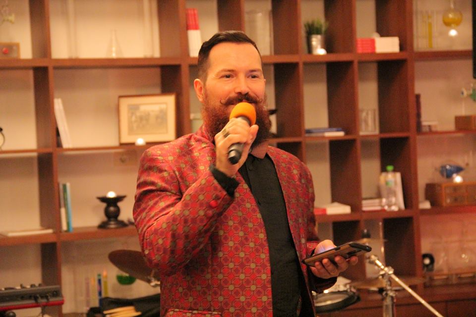 [FOTO] Regizorul Dan Vasile este amfitrionul emisiunii Despre ele ...