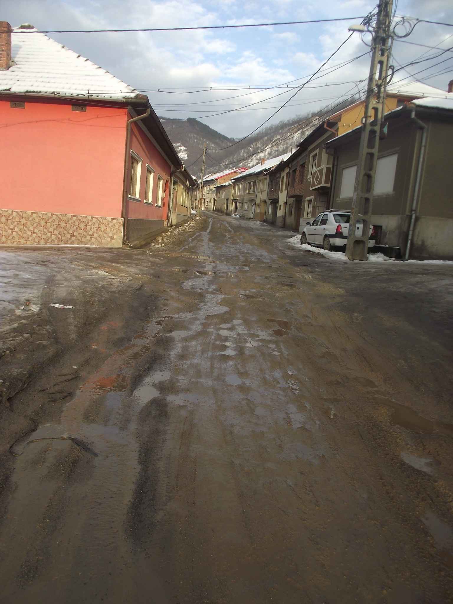 Primăria comunei Mehadia e pusă pe... drumuri! » Radio România Reșița