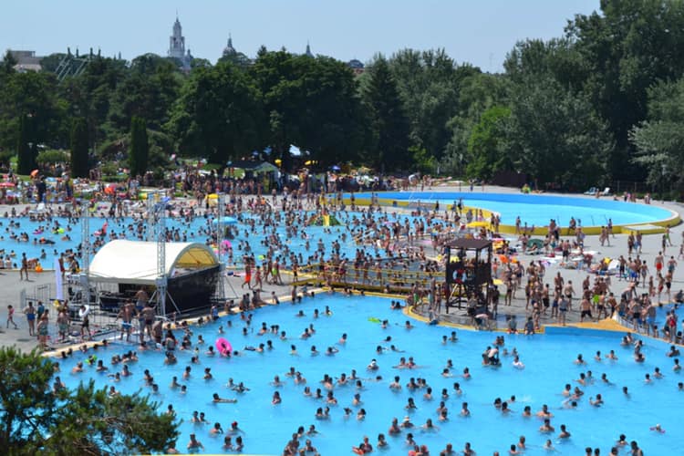 Record de vizitatori la ştrandul Neptun din Arad » Radio România Reșița