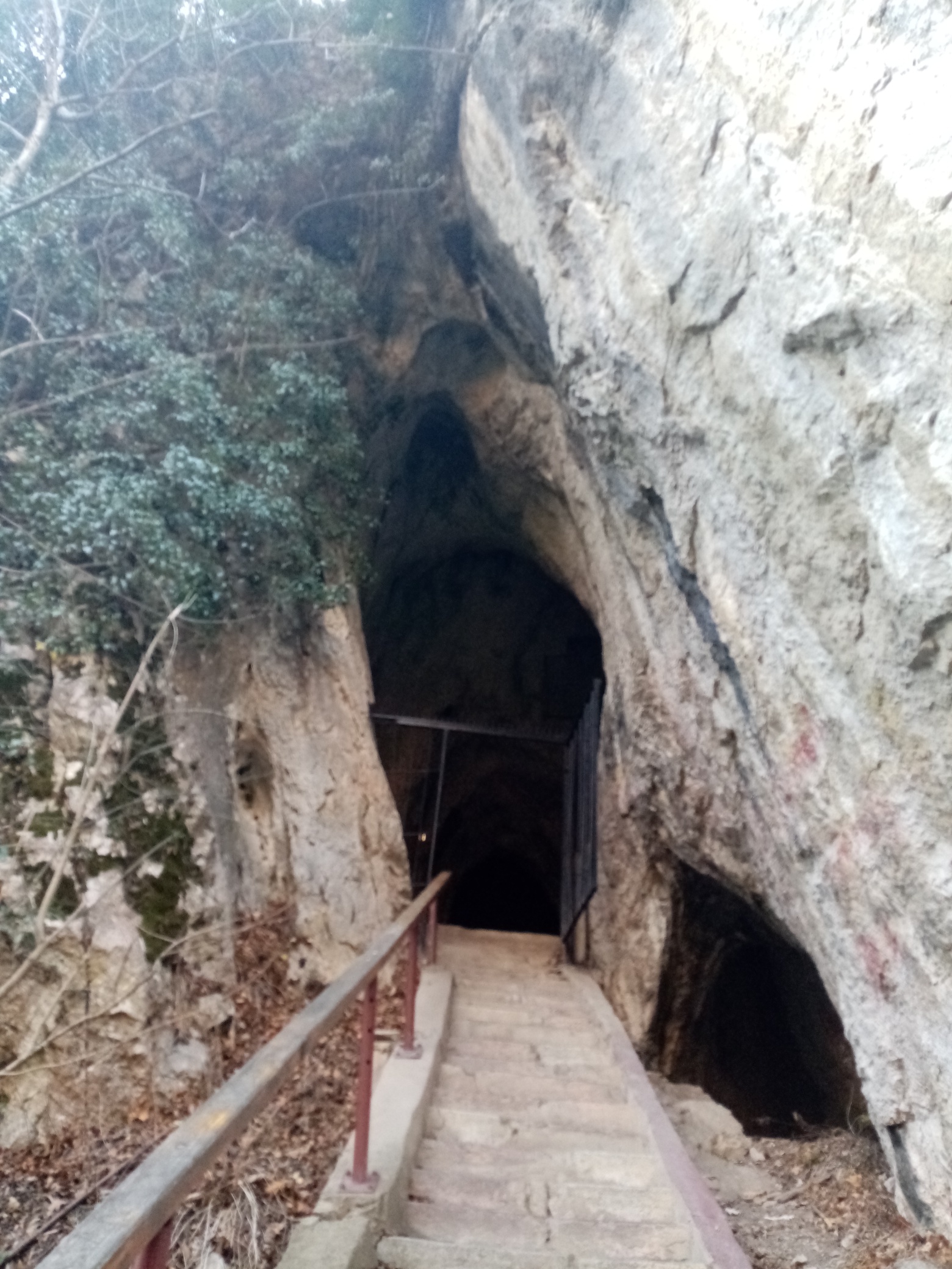 Grota Haiducilor rămâne un obiectiv popular pentru turiștii de pe Valea ...