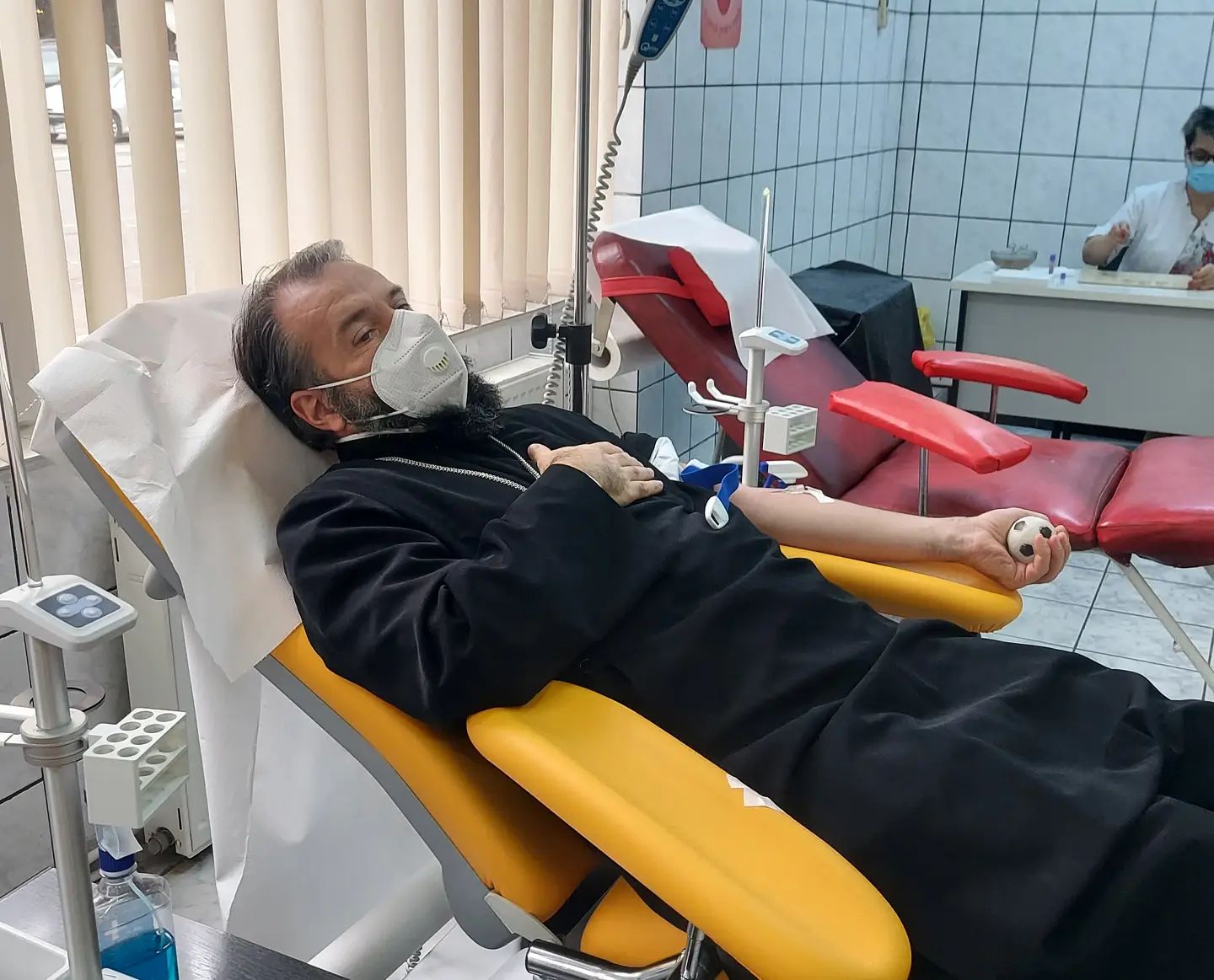 [AUDIO] Episcopul Caransebeşului, PS Lucian Mic a donat sânge pentru ...