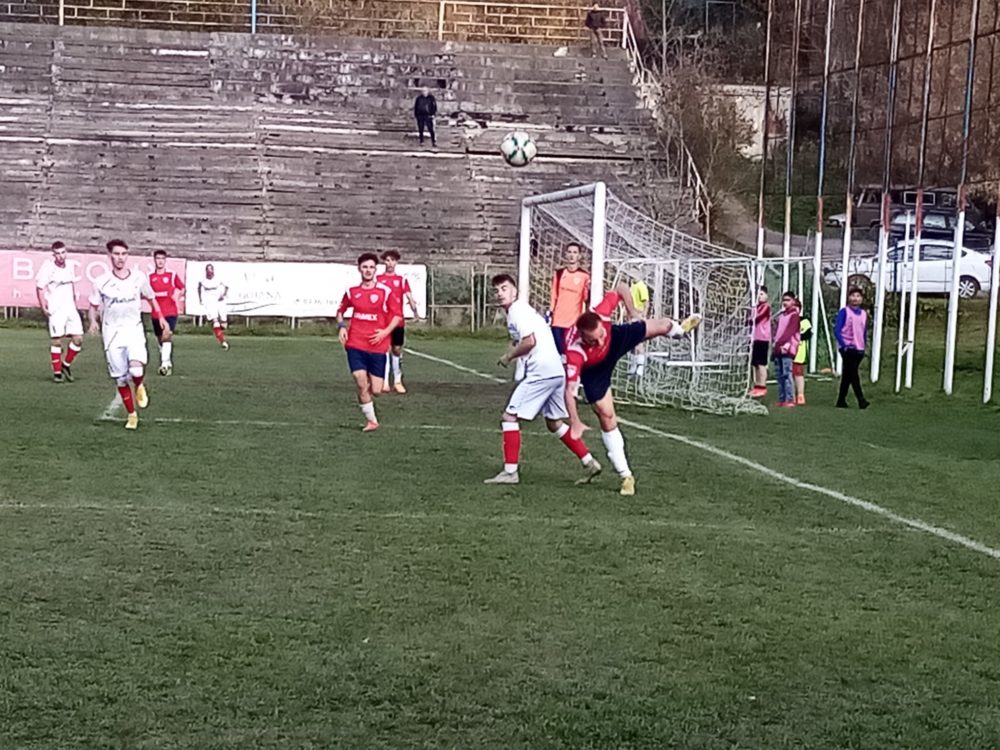 [AUDIO] Gură de oxigen pentru Progresul Ezeriş. Cărăşenii au luat trei ...