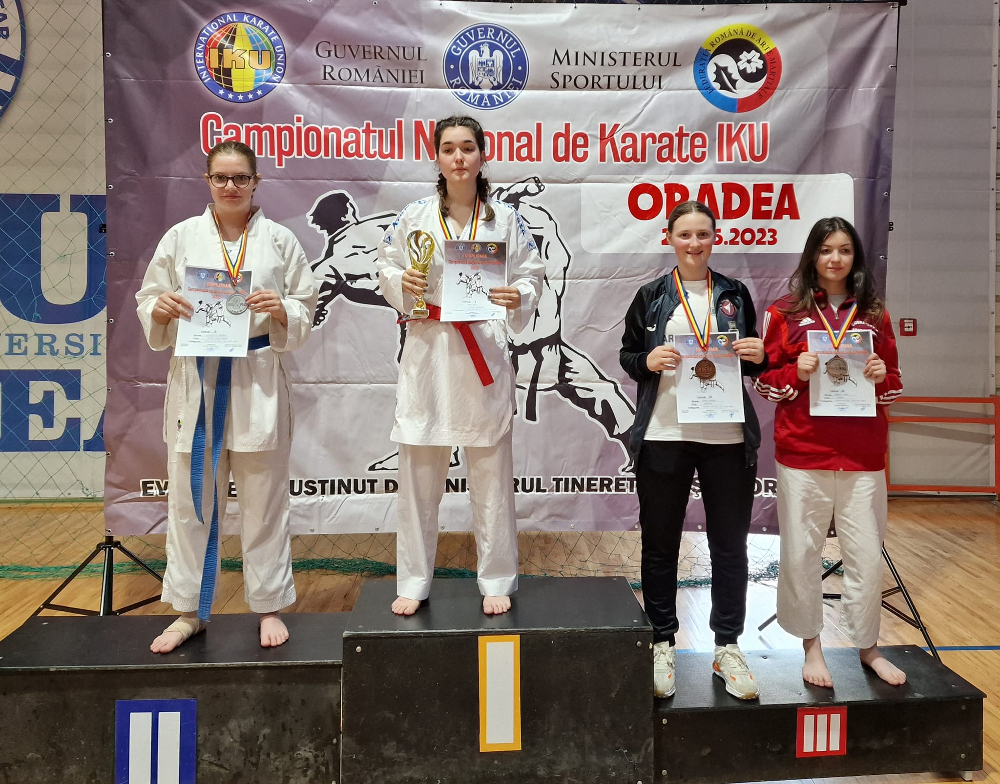 Reprezentantele clubului Sport Star Anina, pe podiumul Campionatului ...