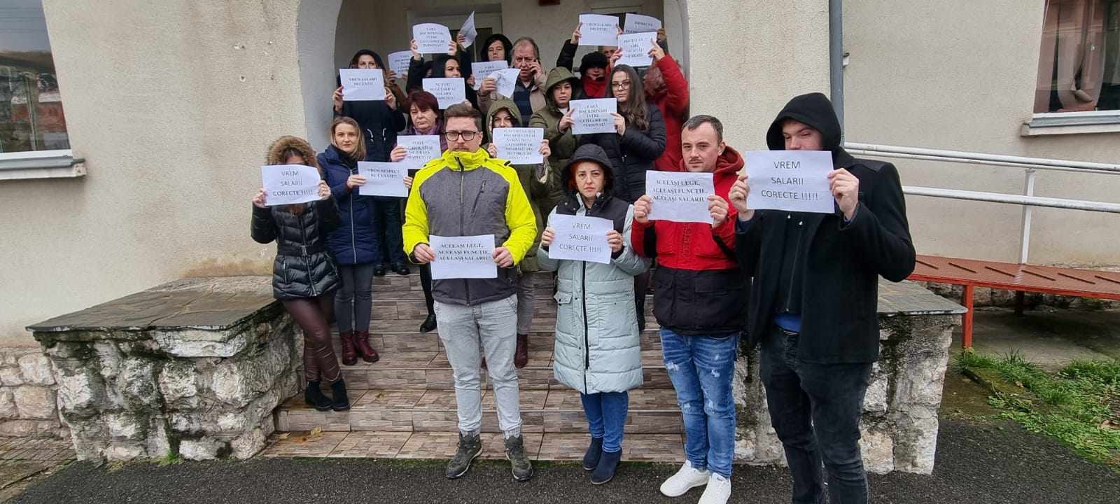 Angajaţii DSP Caraş-Severin în a 10-a zi de proteste » Radio România Reșița