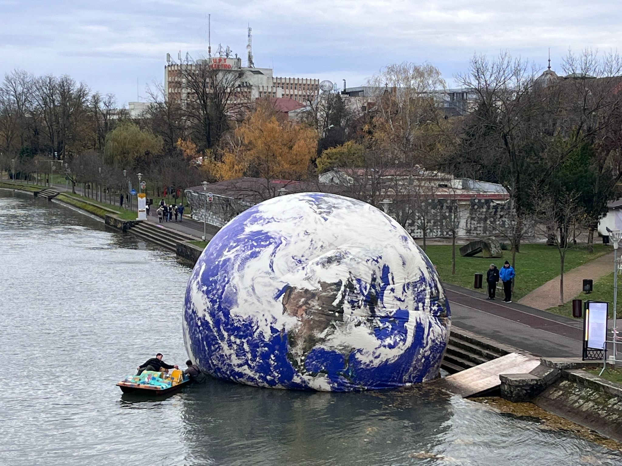 Floating Earth - O sculptură de mari dimensiuni a Pământului va pluti ...