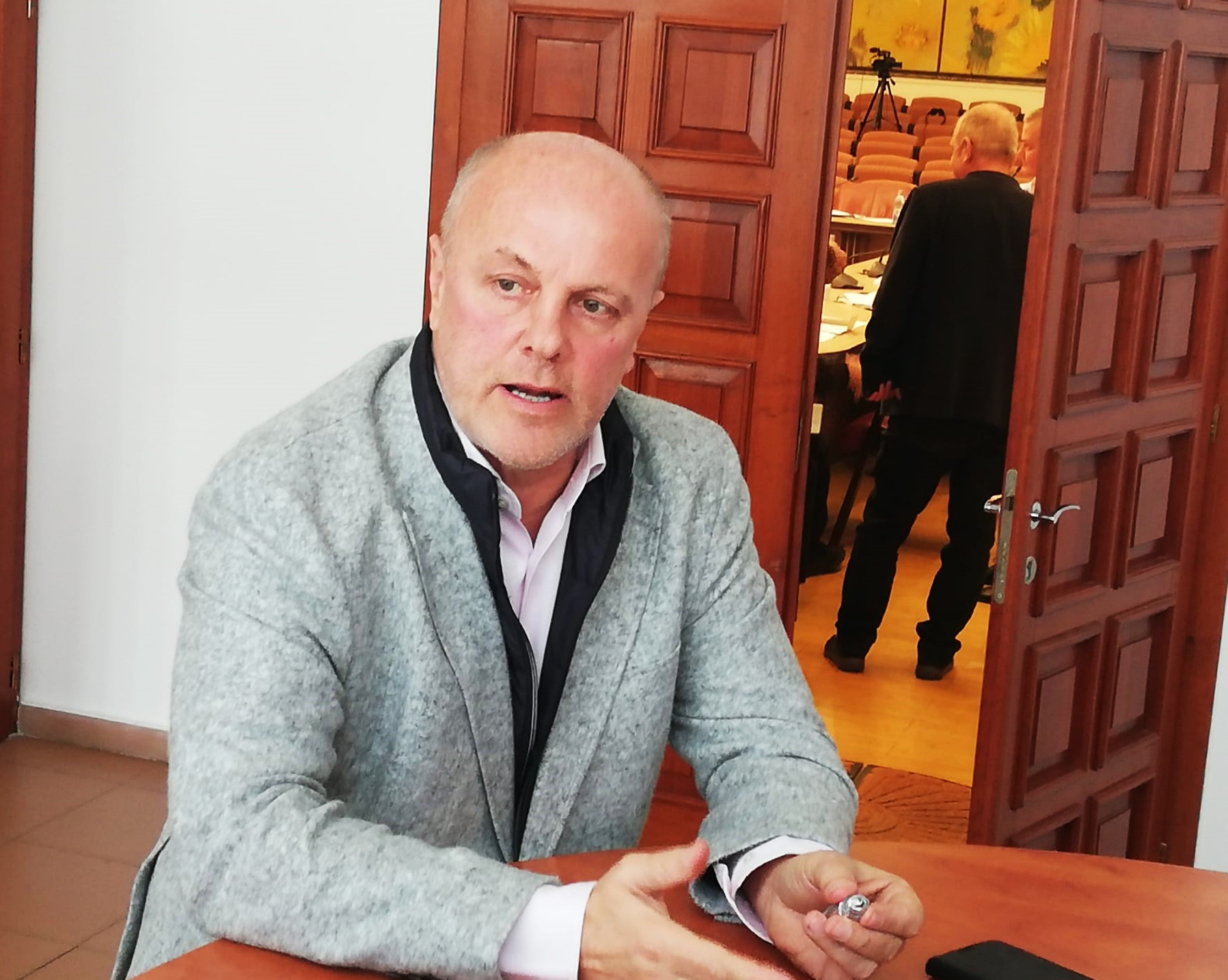 Primăria Reșița reduce motoarele. Primarul arată cu degetul spre ...