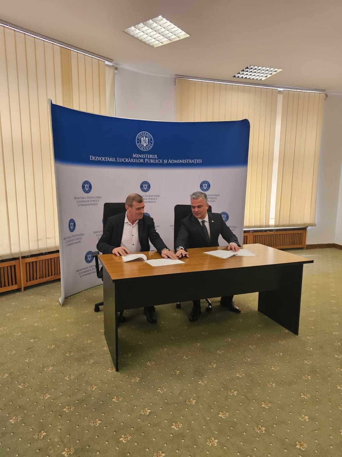 S-a semnat contractul! Comuna Brebu şi satele aparţinătoare vor avea ...