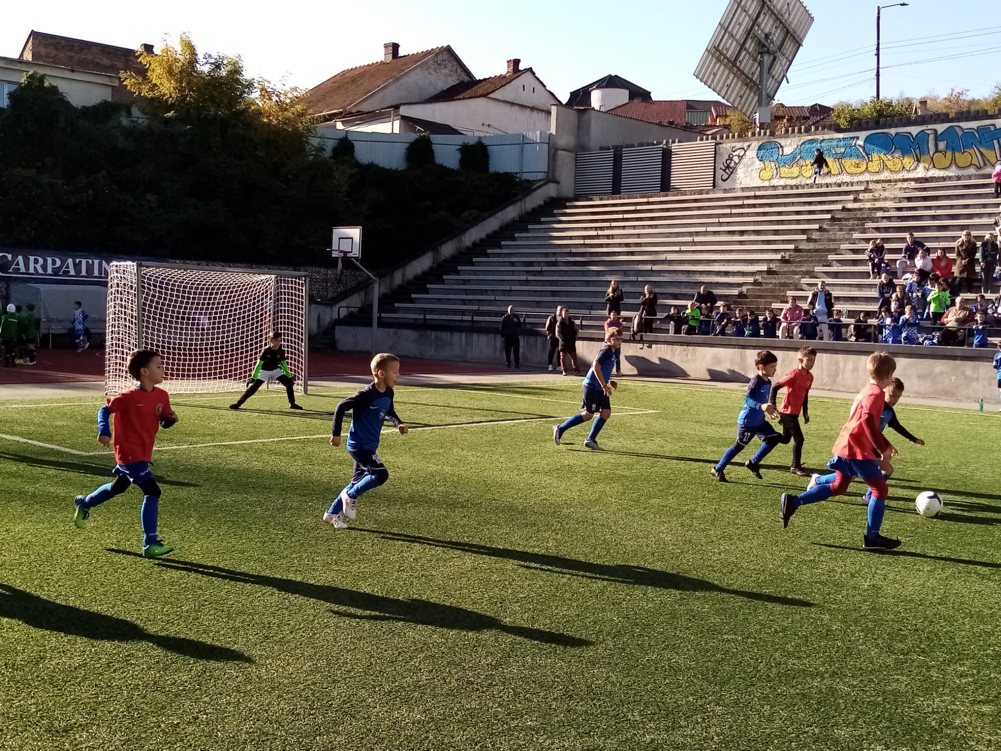 Din pasiune pentru fotbal! 200 de mici jucători au făcut spectacol la ...