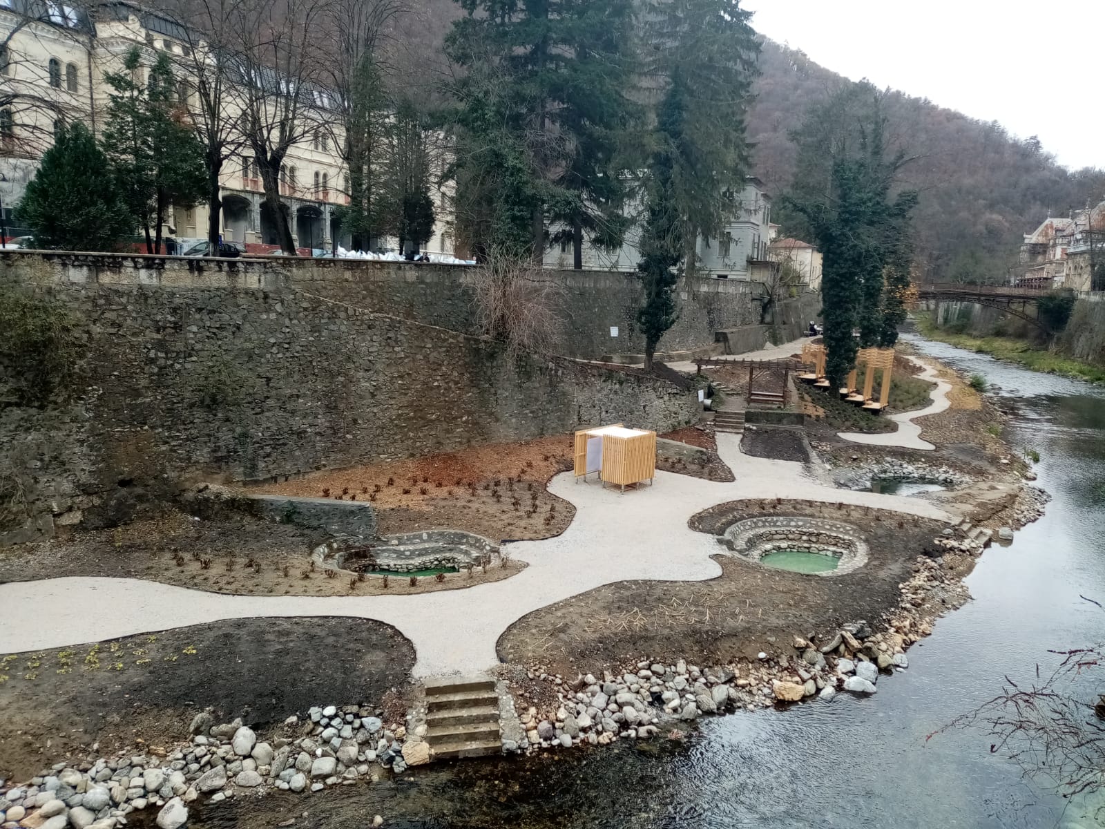Amenajarea malului râului Cerna din Băile Herculane continuă: un nou ...