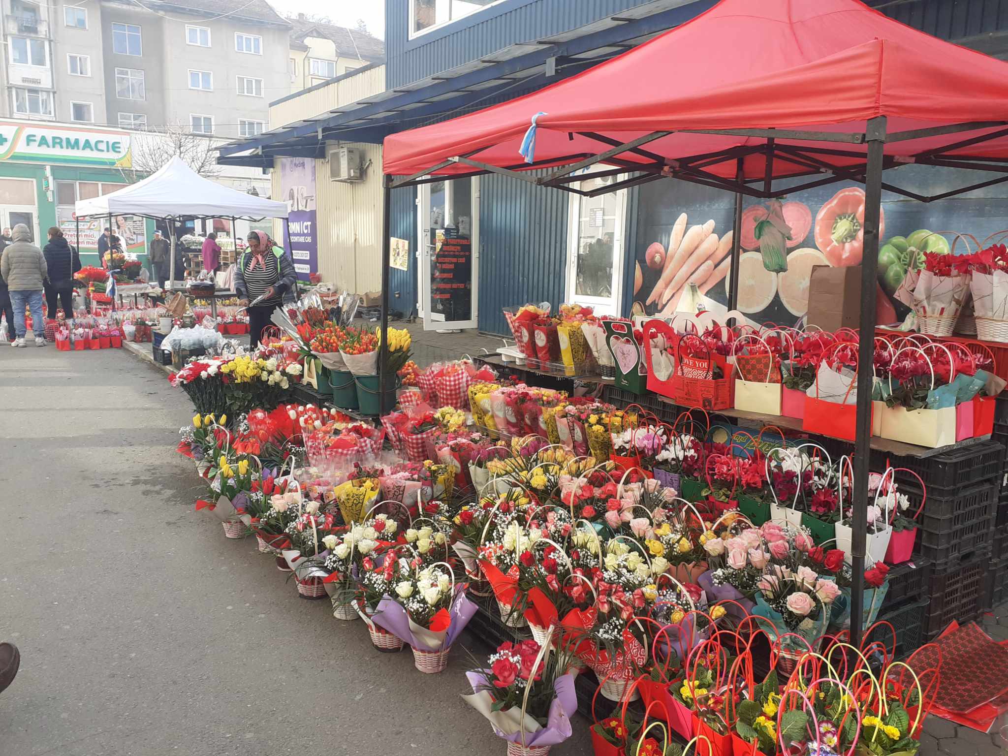 Flori de 8 Martie în piețele din Reșița: Număr scăzut de cumpărători ...