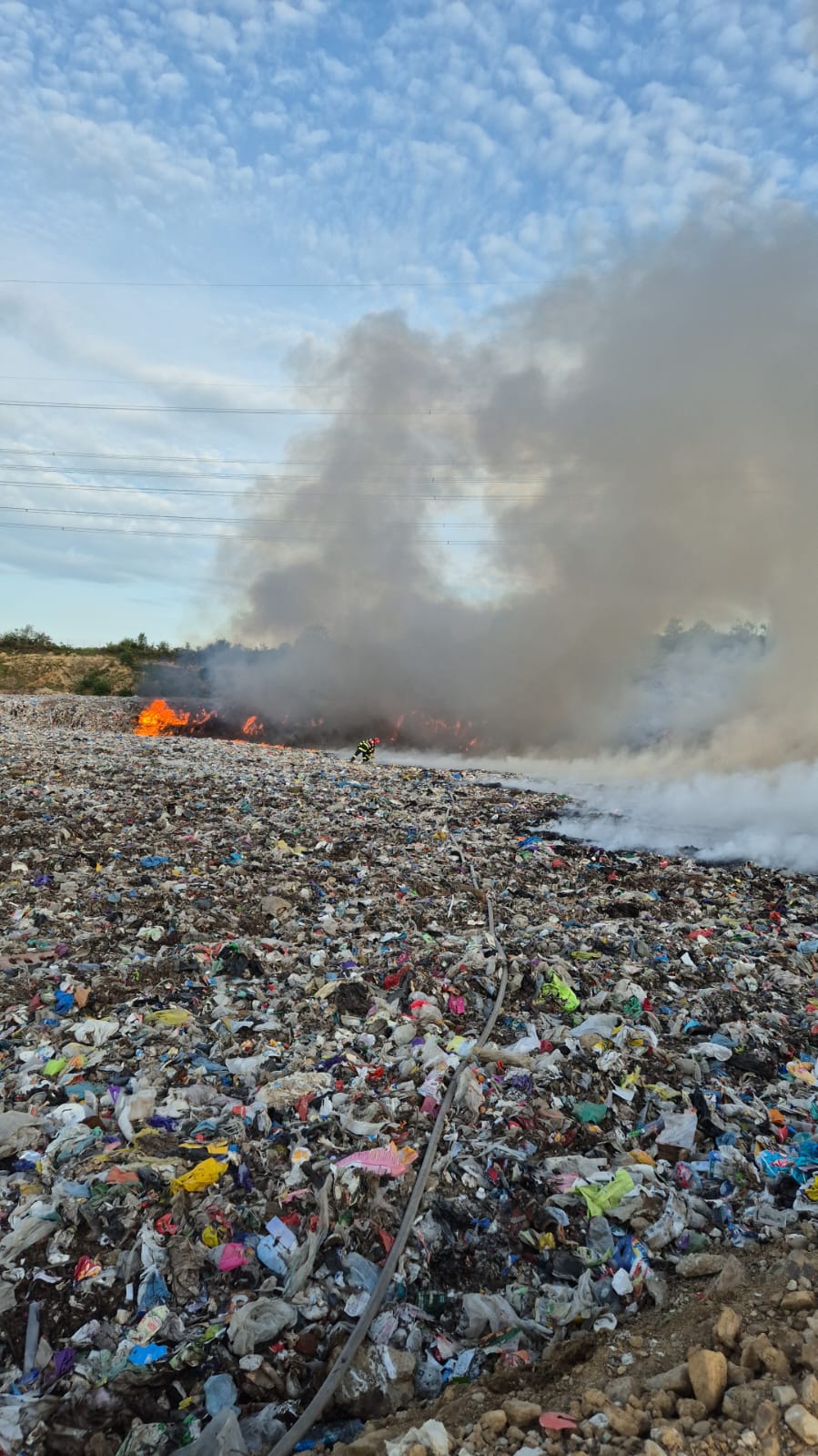Incendiu de proporţii la depozitul de deşeuri din Lupac » Radio România Reșița