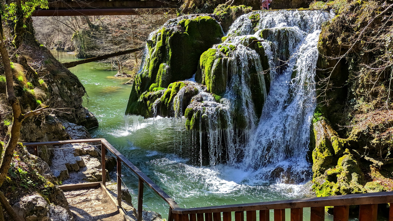 Puntea de acces către Cascada Bigăr a fost refăcută. Vizitatorii se pot ...