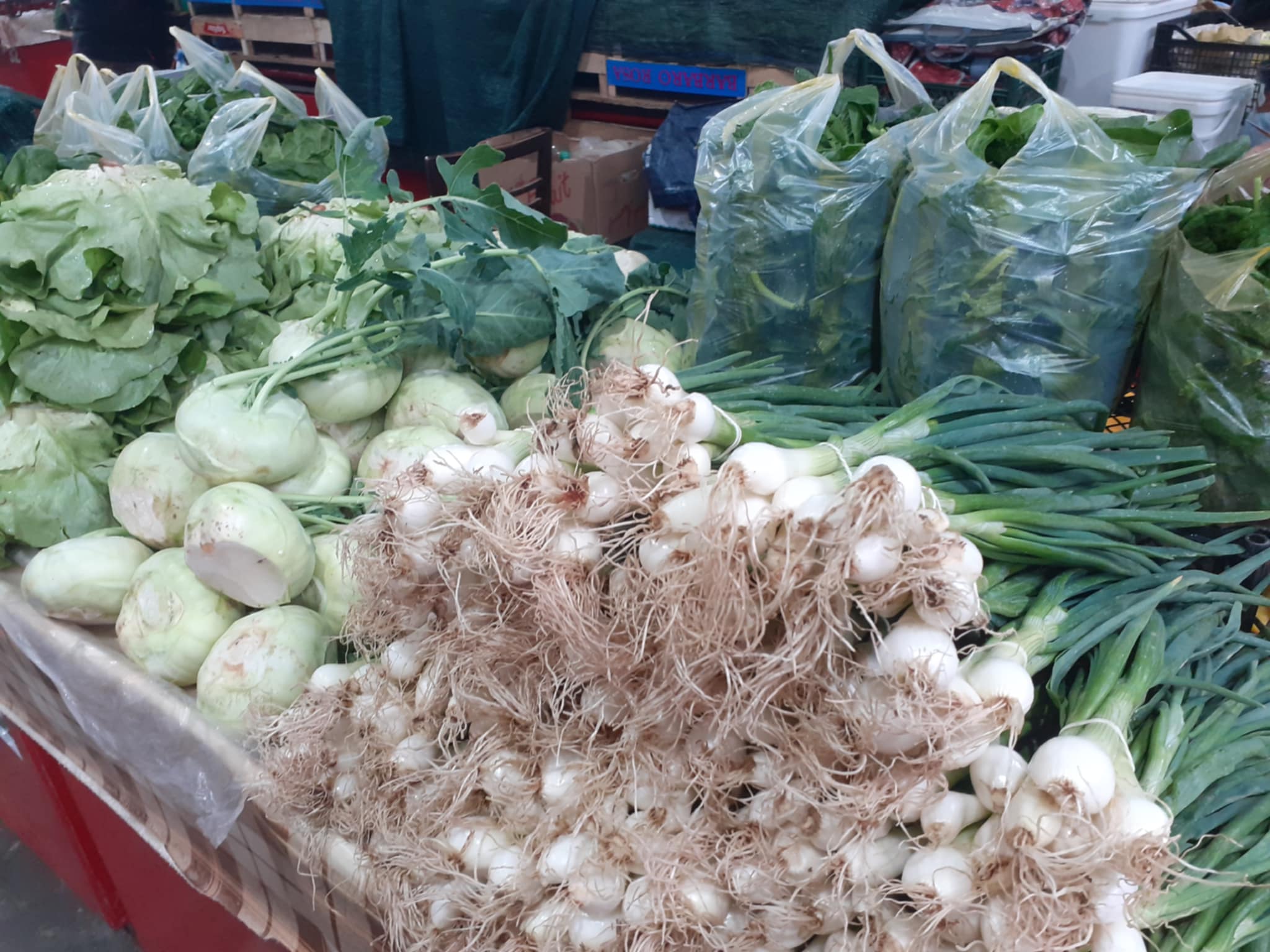 Primele legume românești cultivate în câmp, pe tarabele pieţelor din ...