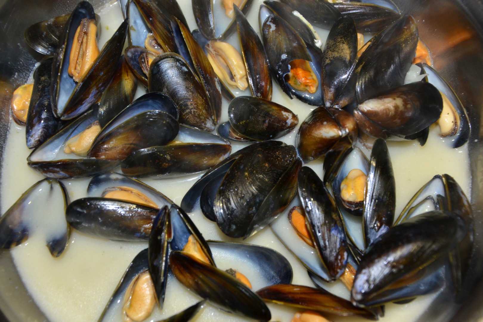 Midii cu Sauvignon Blanc – rețeta clasică belgiană » Radio România Reșița