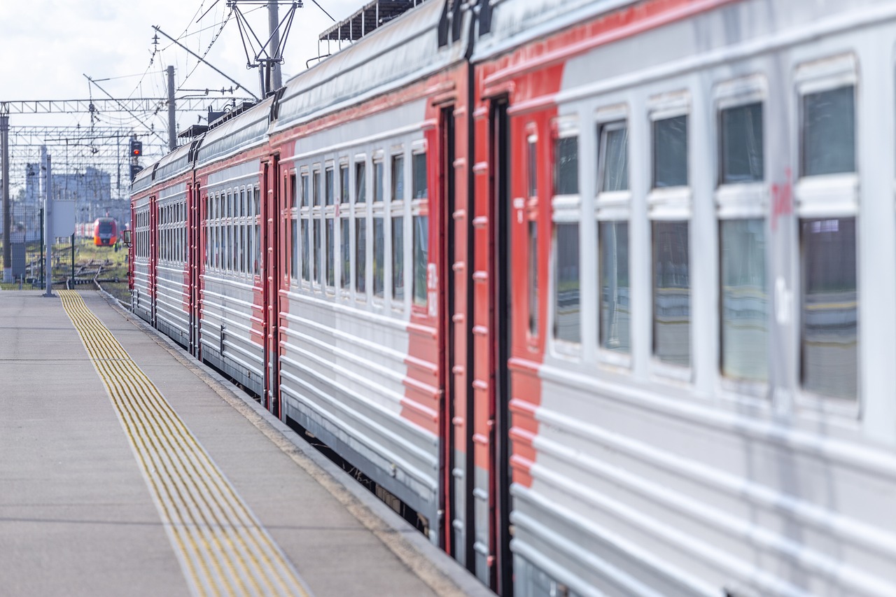 CFR SA anunţă suspendarea temporară a mai multor trenuri » Radio ...