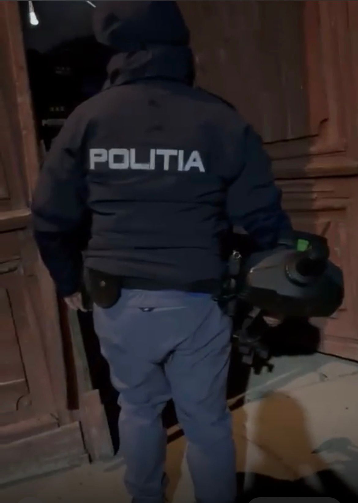 Incident la Forotic: bărbat cu topor, imobilizat de polițiști după ce ...