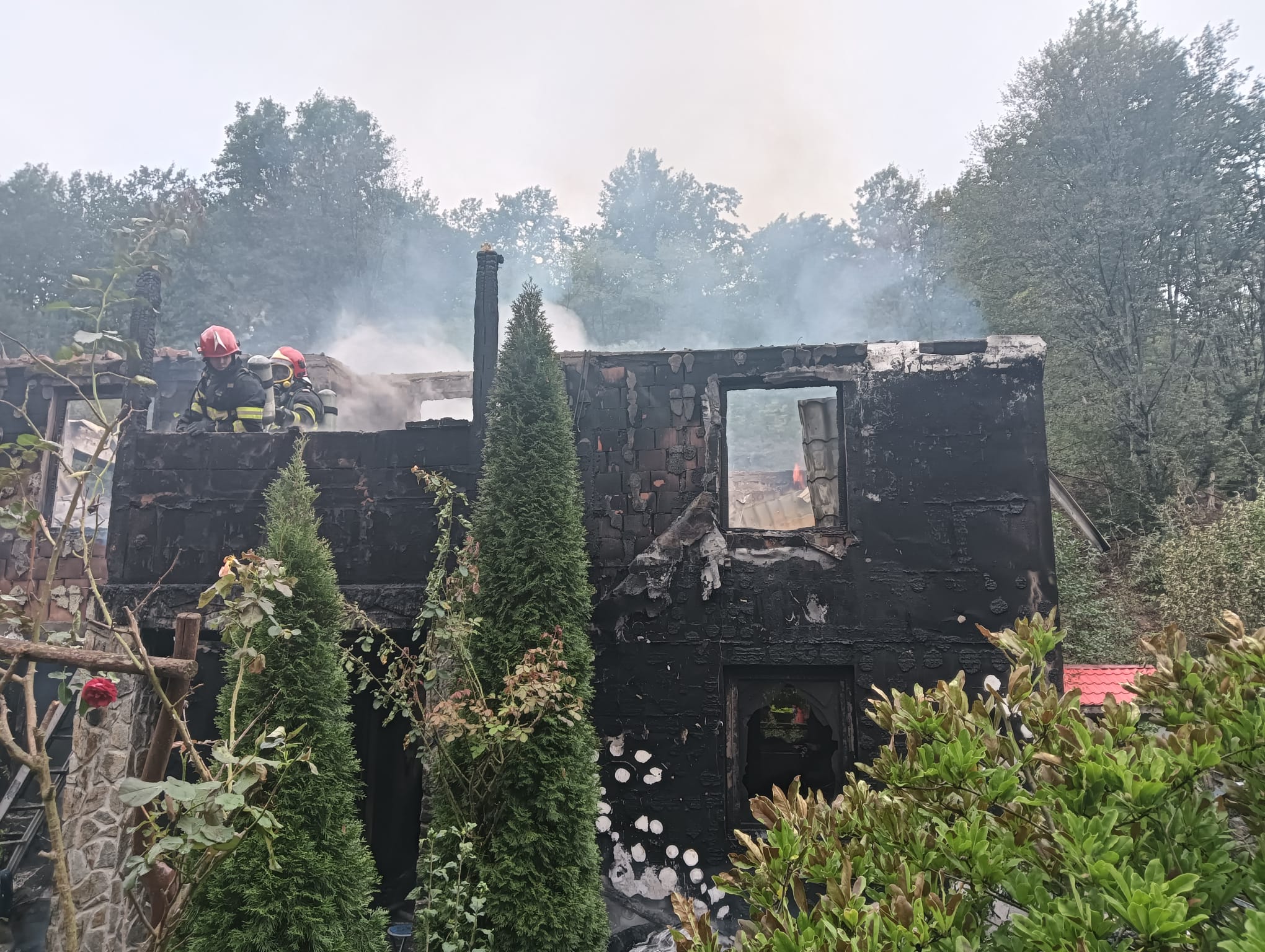 Incendiu puternic la Ocna de Fier: o casă a fost distrusă complet ...